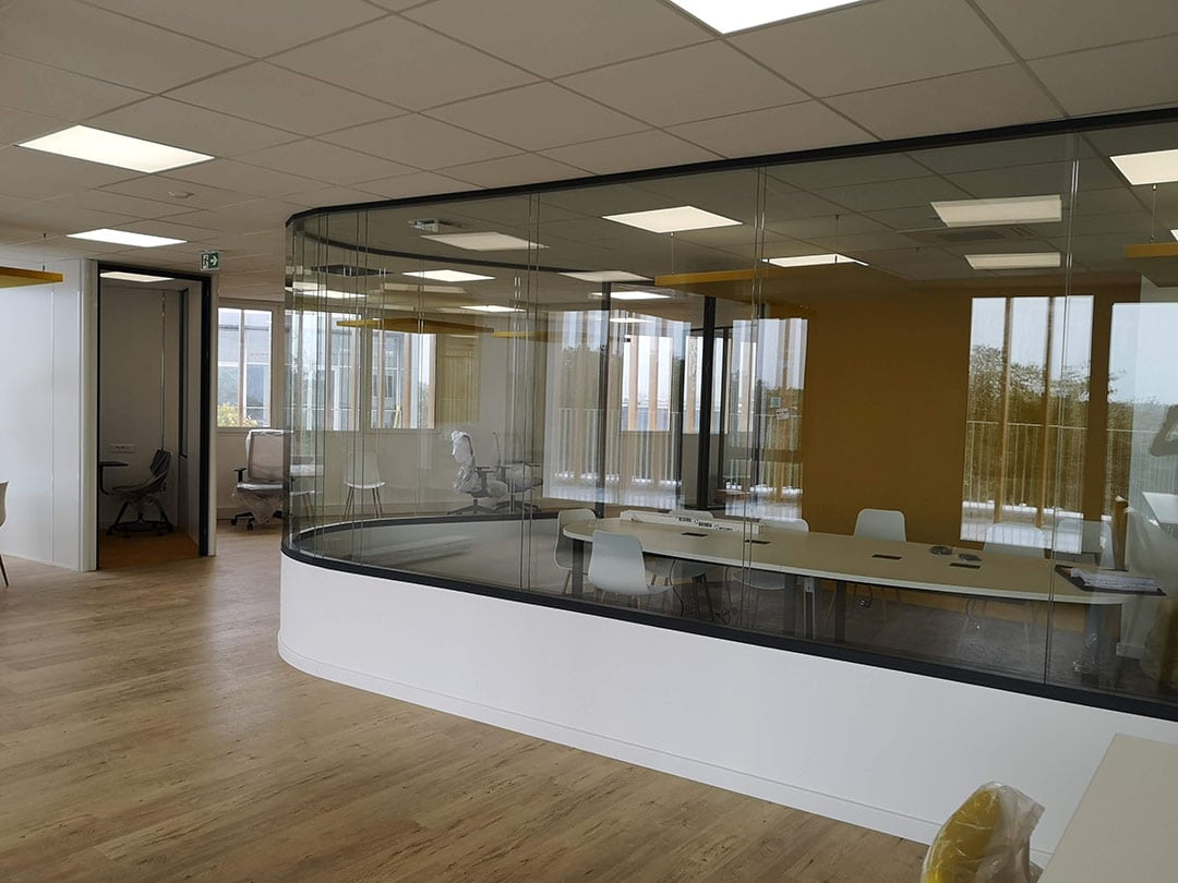 Cloisons courbes vitrées bord à bord - Société de consulting en gestion ...